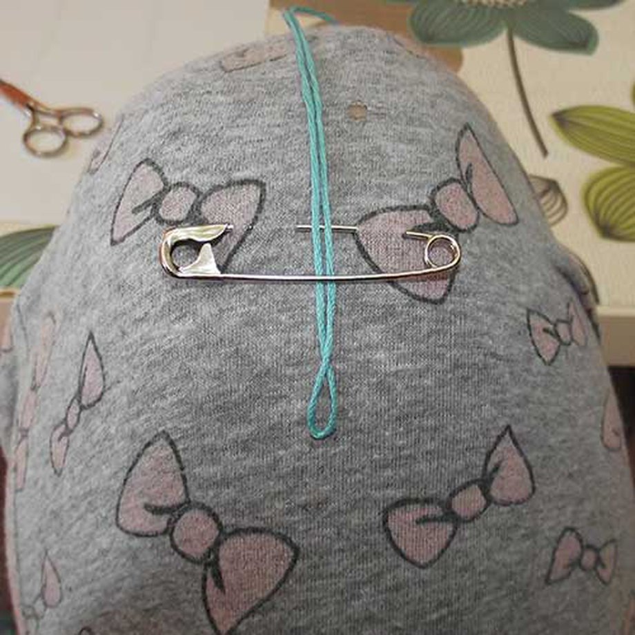 Safety pin brooch tutorial | BraceletBook